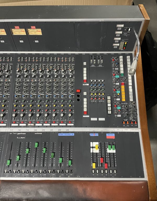 Studer 902 Mixer Console 24 ch / 4 Groups / 2 Sumas - Vintagreen